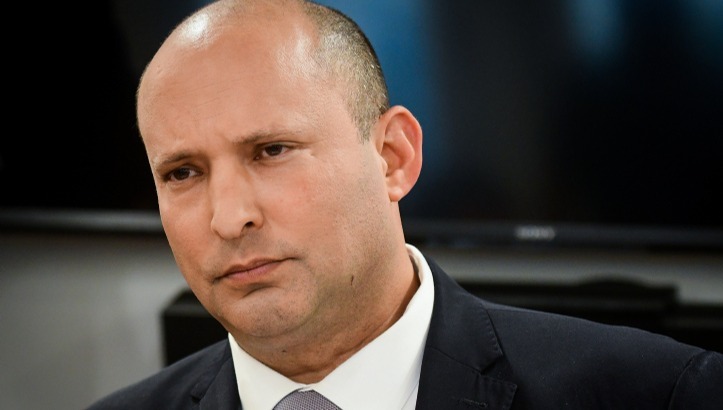 בנט נגד נתניהו מי שבורח מאחריות אינו מנהיג כיפה